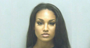 Angela Coates : La prisonnière sexy qui créé le buzz ! [PHOTOS]