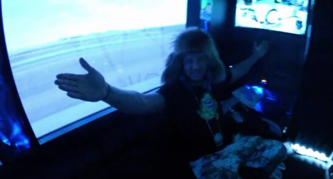 Riff Raff freestyle dans son luxueux Tour Bus ! [VIDEO]
