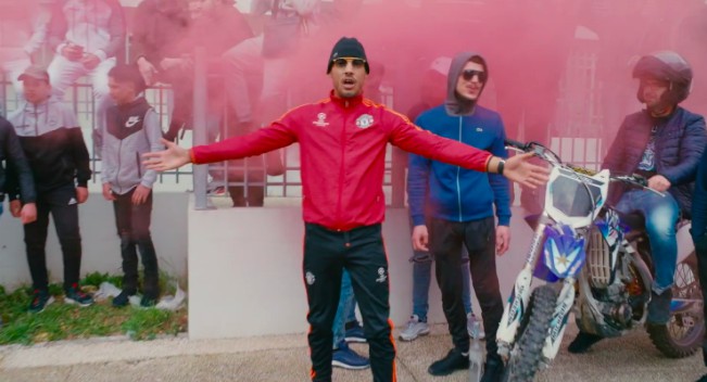 Lossa joue à l'« Inspecteur » dans son dernier clip [VIDEO]