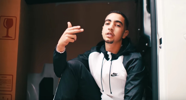 Walid fait un coup d'état sans les mains dans « C.E.G » [VIDEOCLIP]