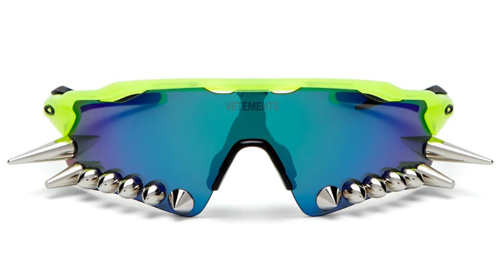 Vetements en collab avec Oakley et Reebok