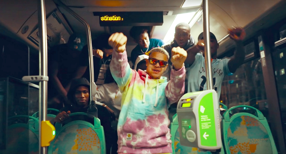 Dinor fête sa signature en Série A avec « En bizarre » [VIDEOCLIP]