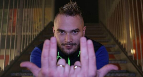 Jul : 1ers gros chiffres de ventes pour son album « Loin du monde