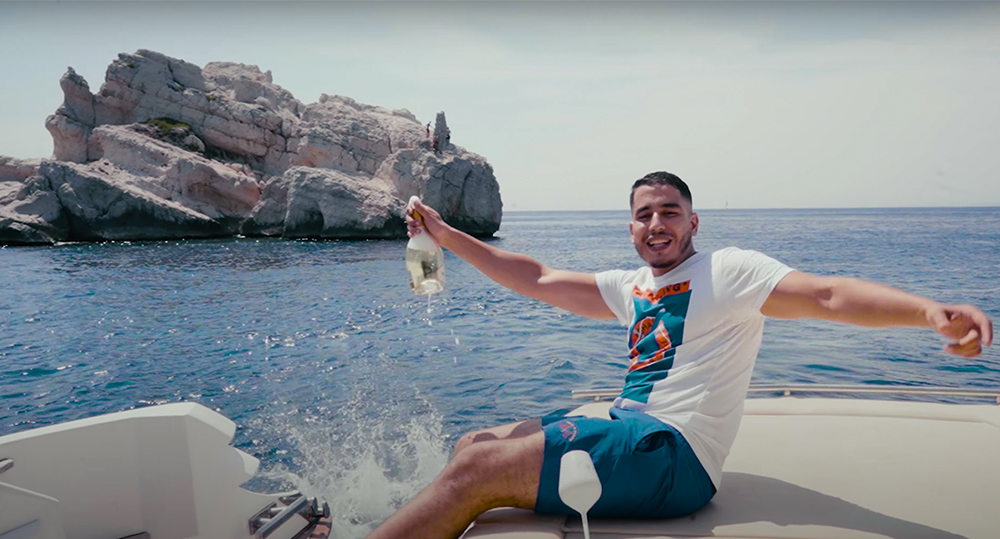 Niaks vie la dolce vita dans « C'est miné