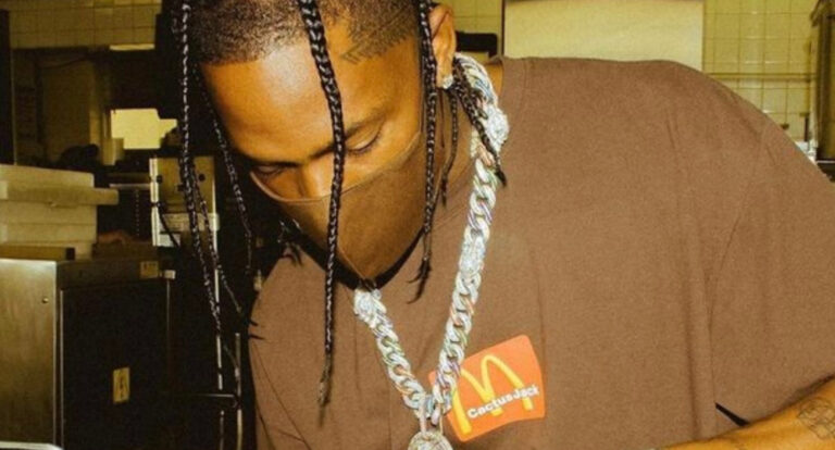 Un fan de Travis Scott garde son menu McDo en vitrine depuis un an