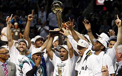Les Spurs champions ! (VIDEO)