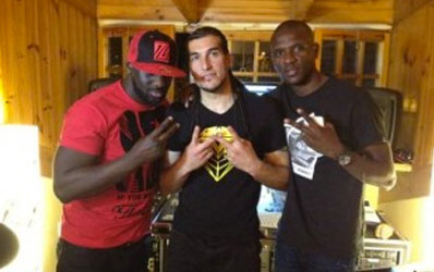 Sefyu en studio avec des joueurs du Barça