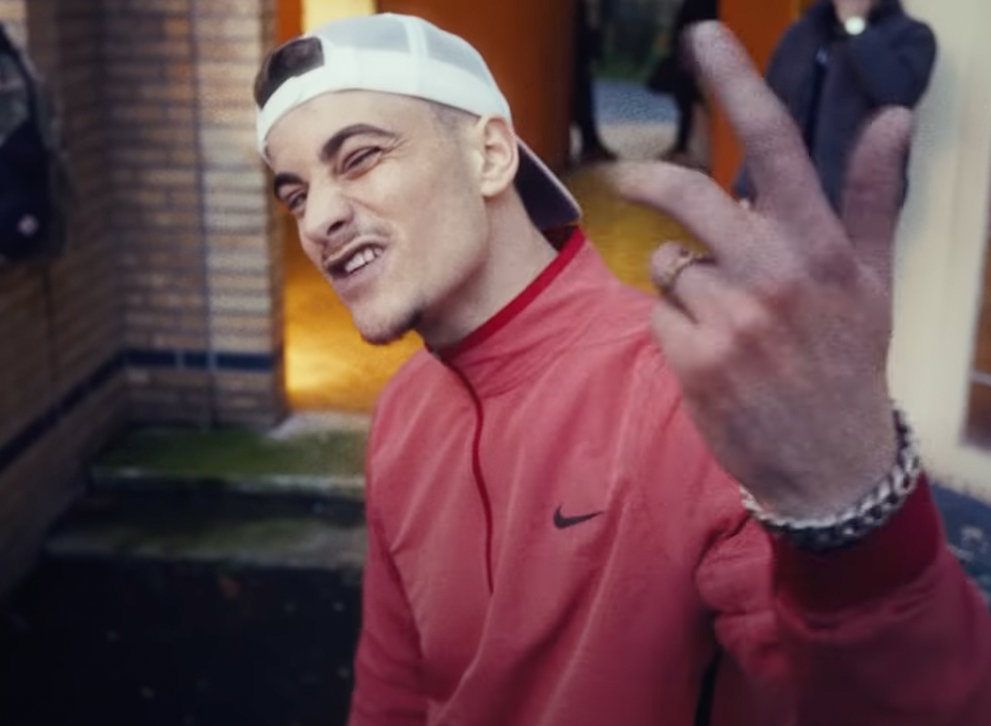 Bekar prend des risques en roue arrière