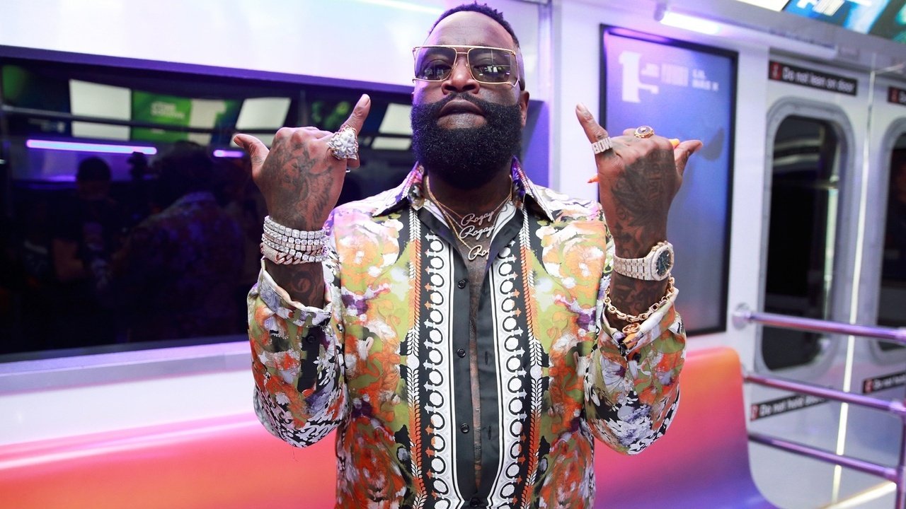 Rick Ross met un vent à une femme qui tente de lui offrir un verre