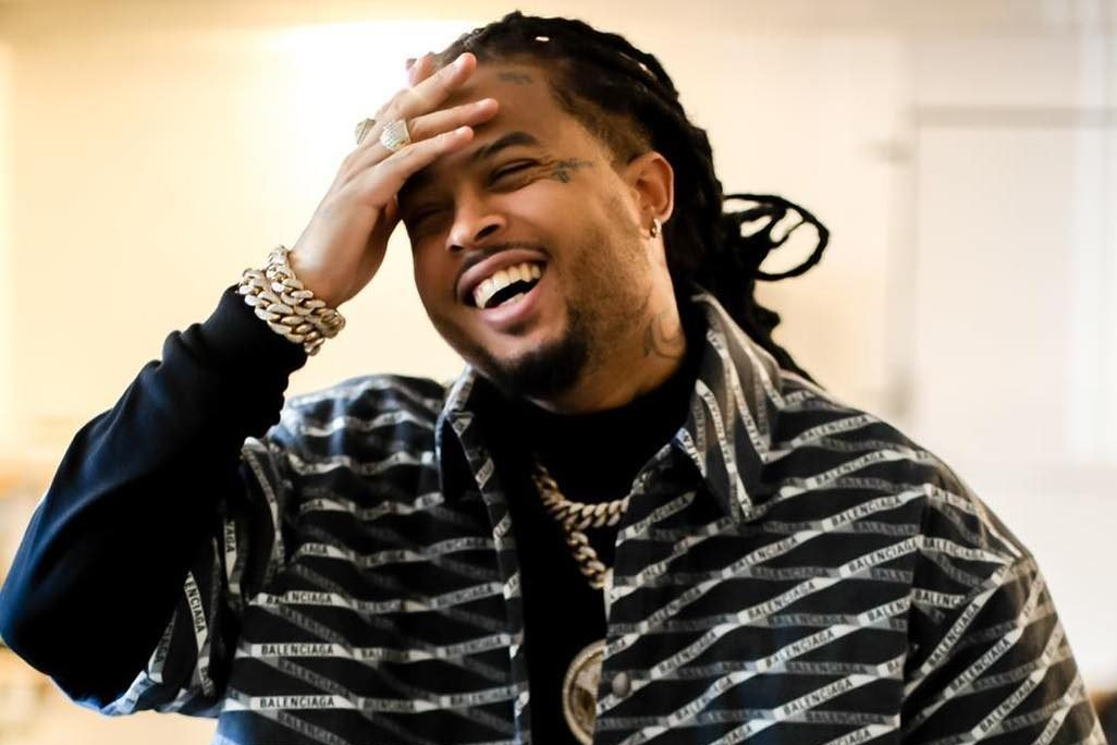 Kalash recadre une fan trop entreprenante en plein showcase