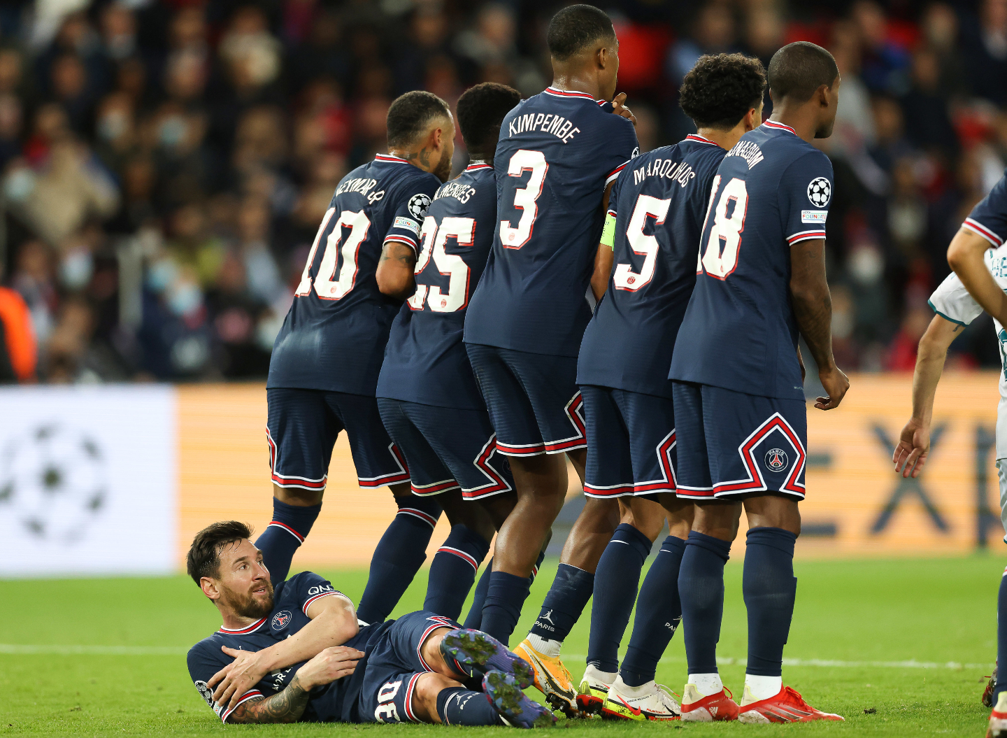 Lionel Messi revient sur la fois où il s'est allongé derrière le mur ...