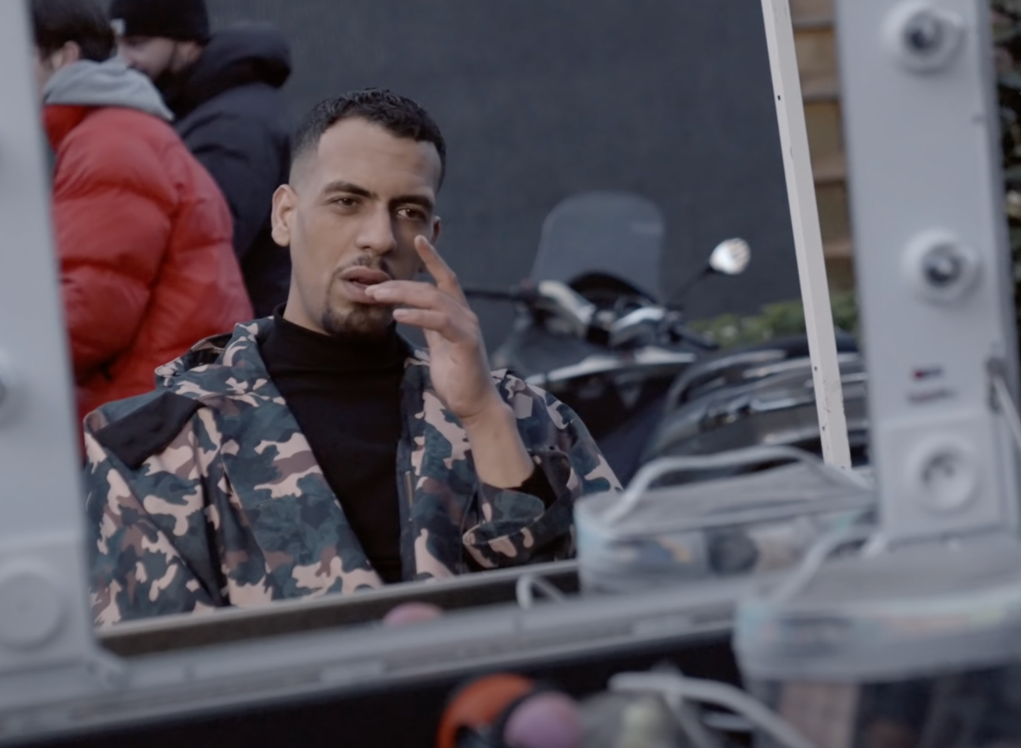 YL sort le clip de "LARLAR 6 : Sacoche"