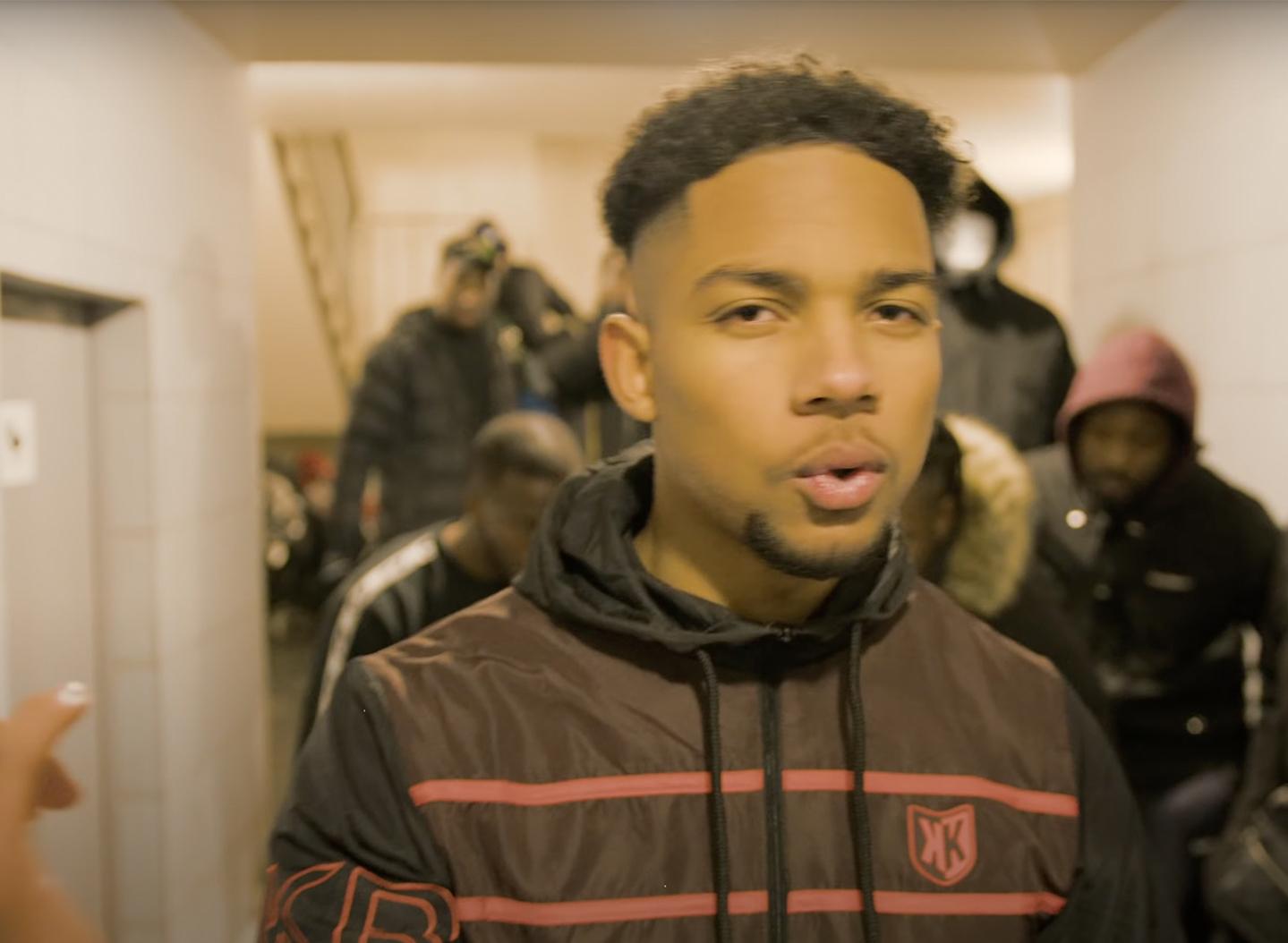 Koffi Lossa tente de séduire sa belle dans Allo Bébé #2