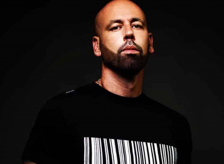 Sinik dévoile un extrait et la date de sortie de son nouveau single