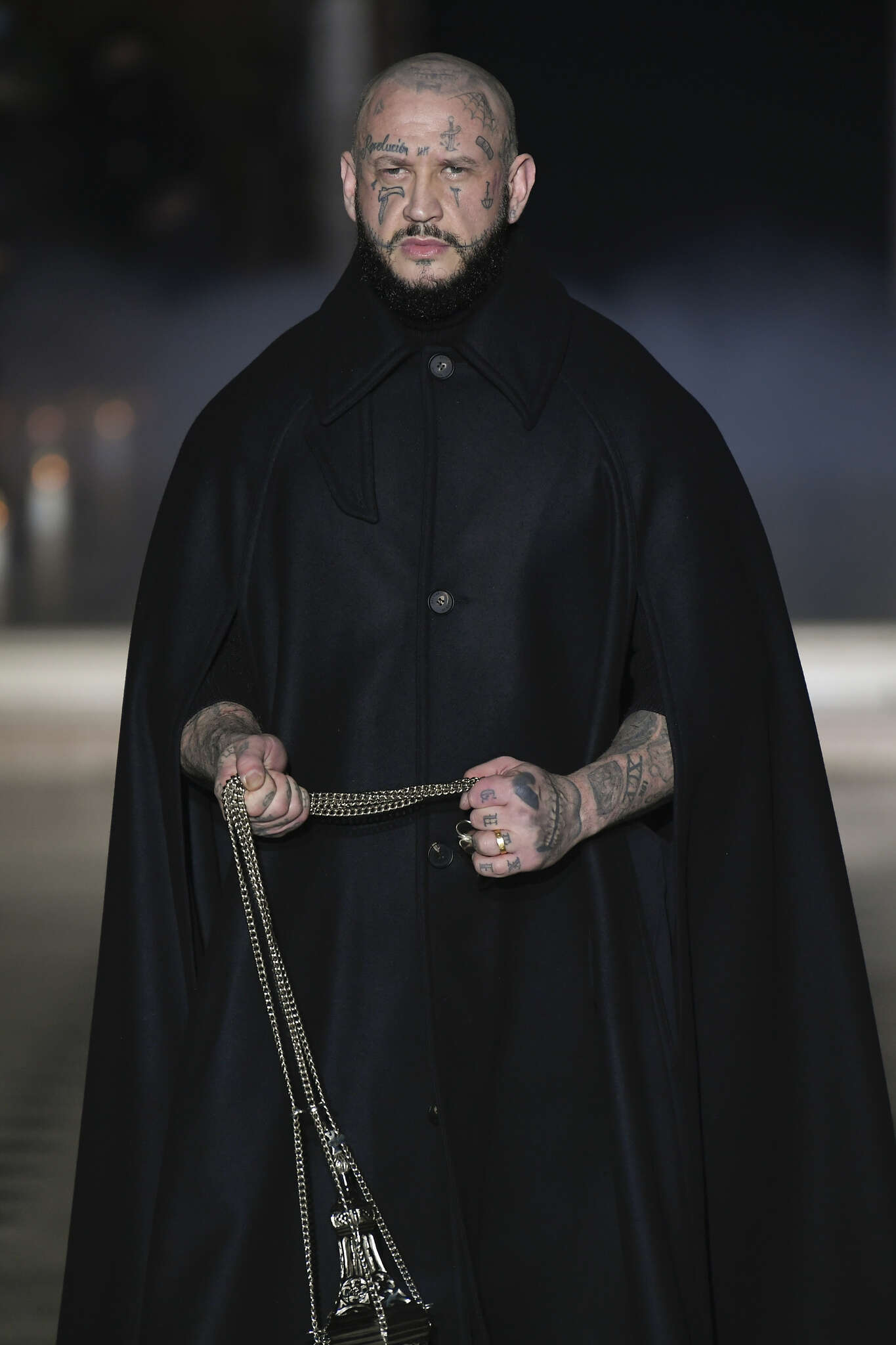 Seth Gueko en prêtre pour la Fashion week