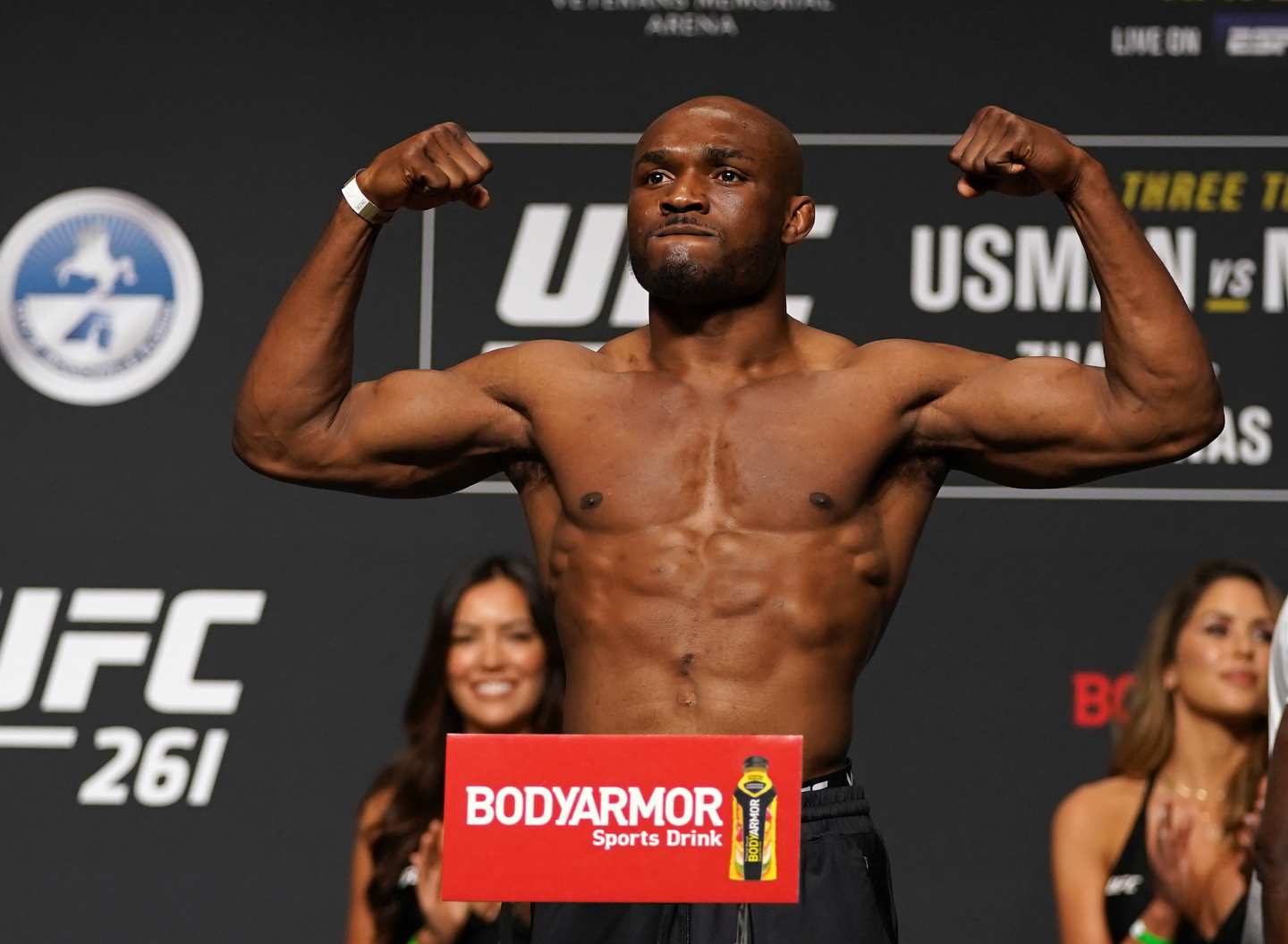 UFC : Le combattant Kamaru Usman explique comment il a dépensé son ...