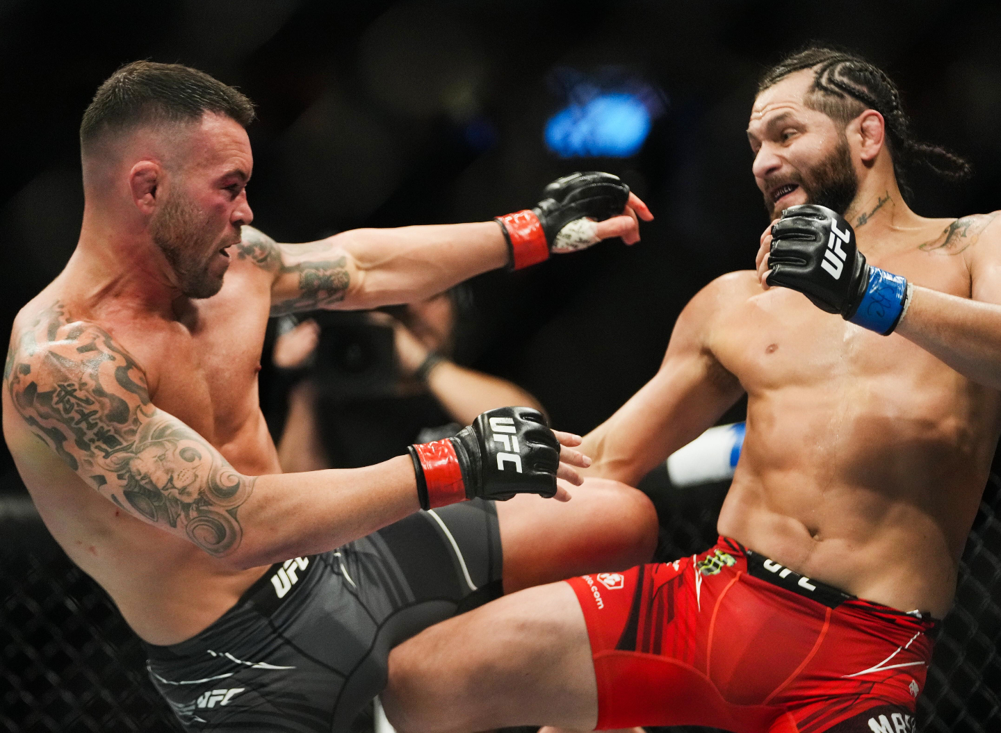 Les stars du MMA Jorge Masvidal et Colby Covington se battent devant un ...