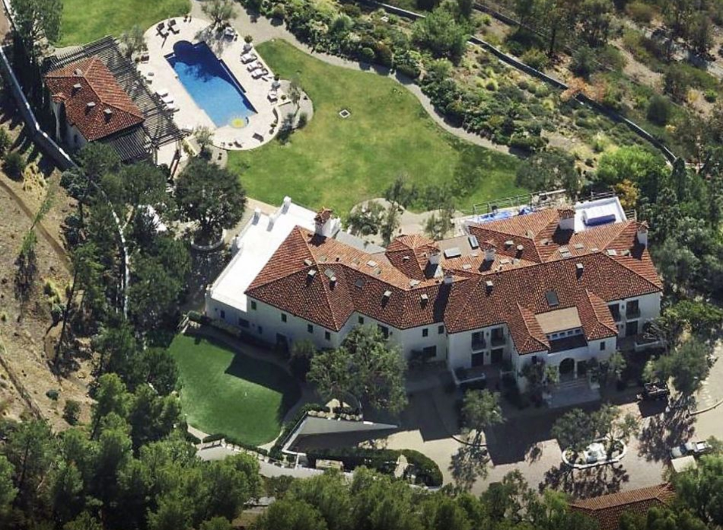 Drake rachète la villa de Robbie Williams pour 63 millions d'euros