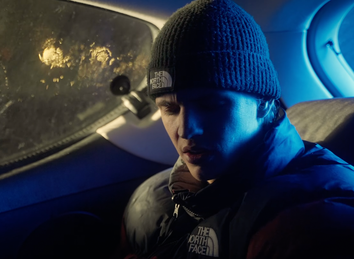 Al Berry célèbre la sortie de son EP avec le clip de "Hors-piste"