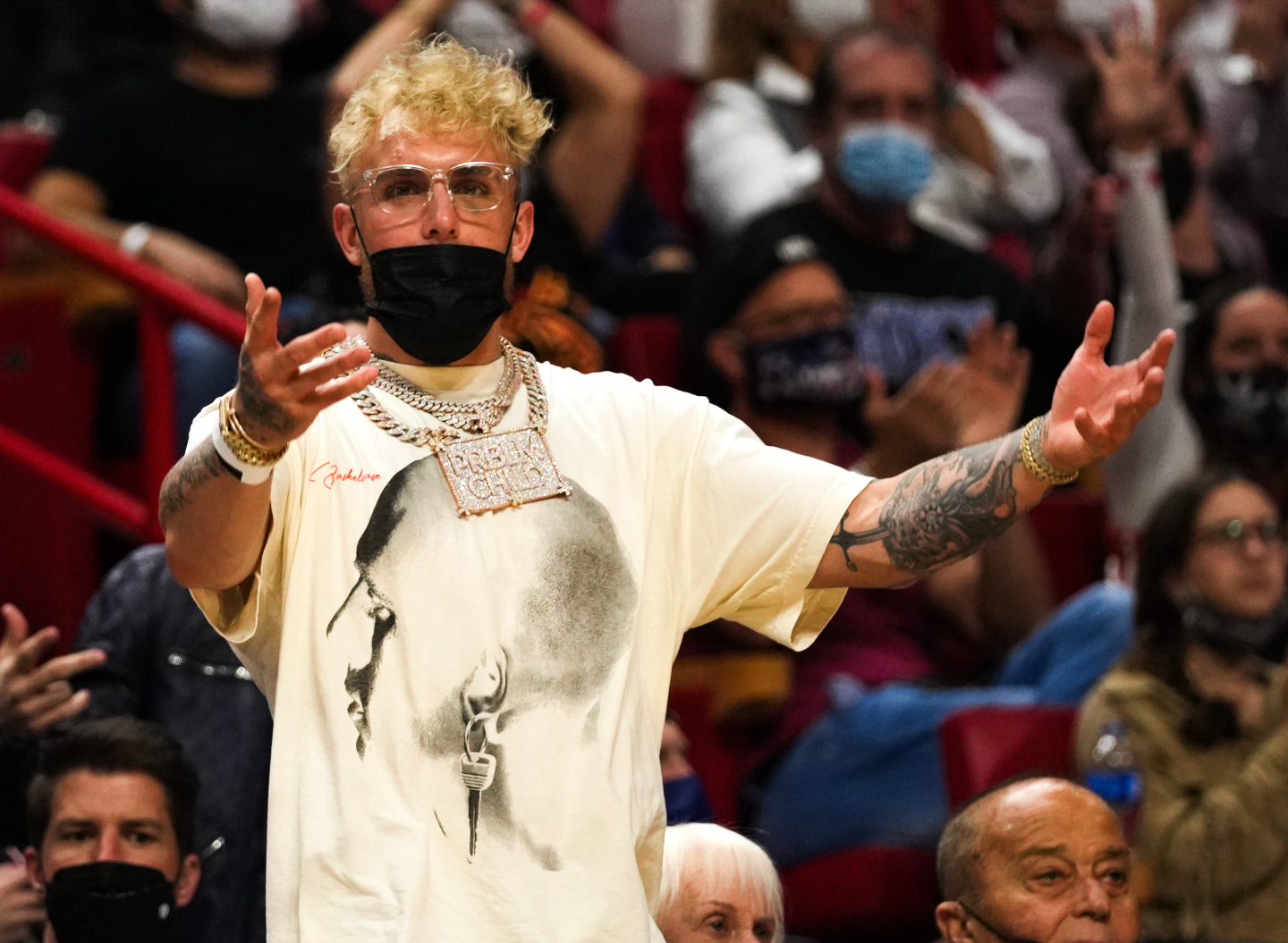 Quand Jake Paul gifle la mascotte des Houston Rockets