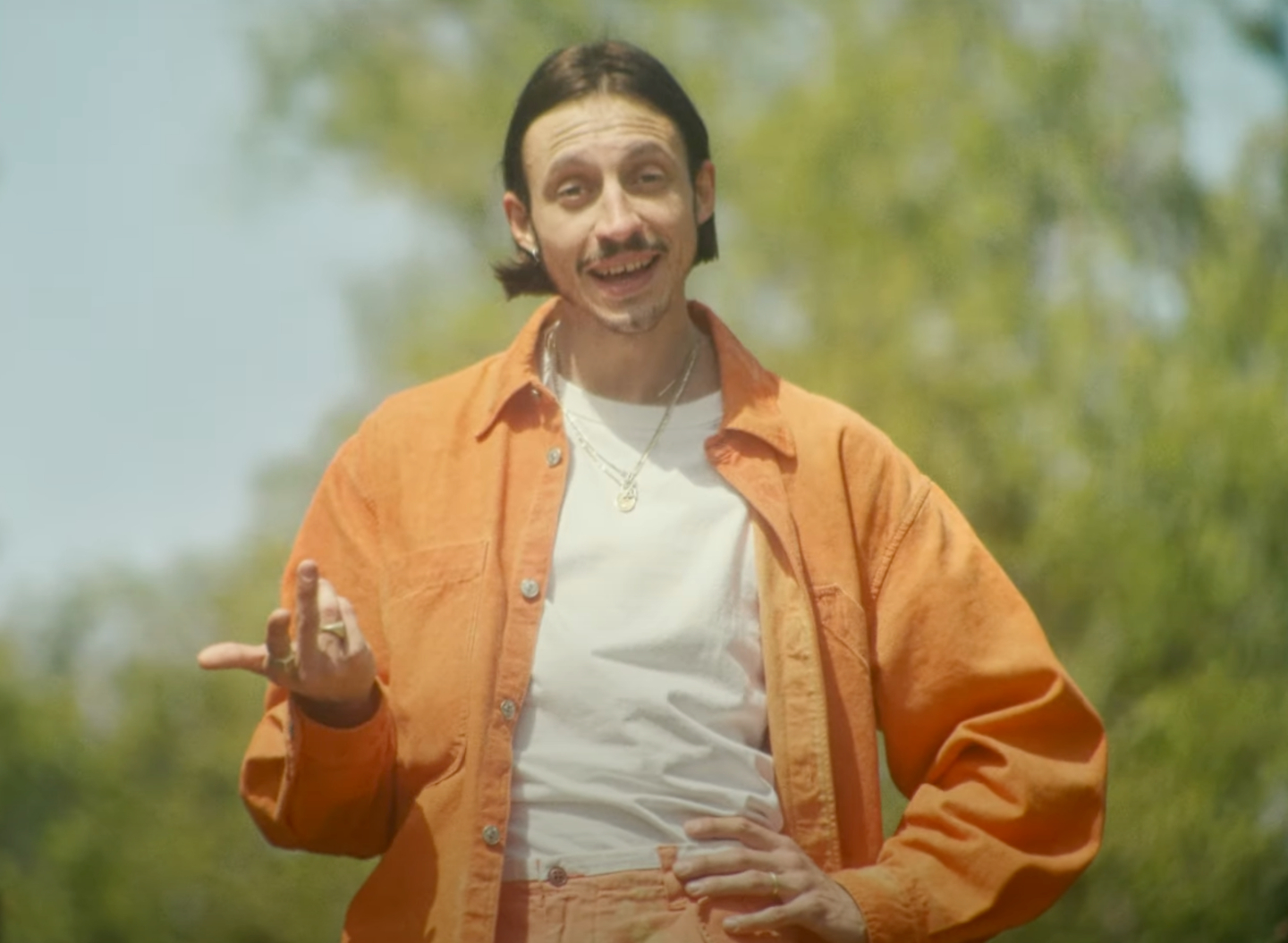 Roméo Elvis est d’humeur festive avec Quand je marche