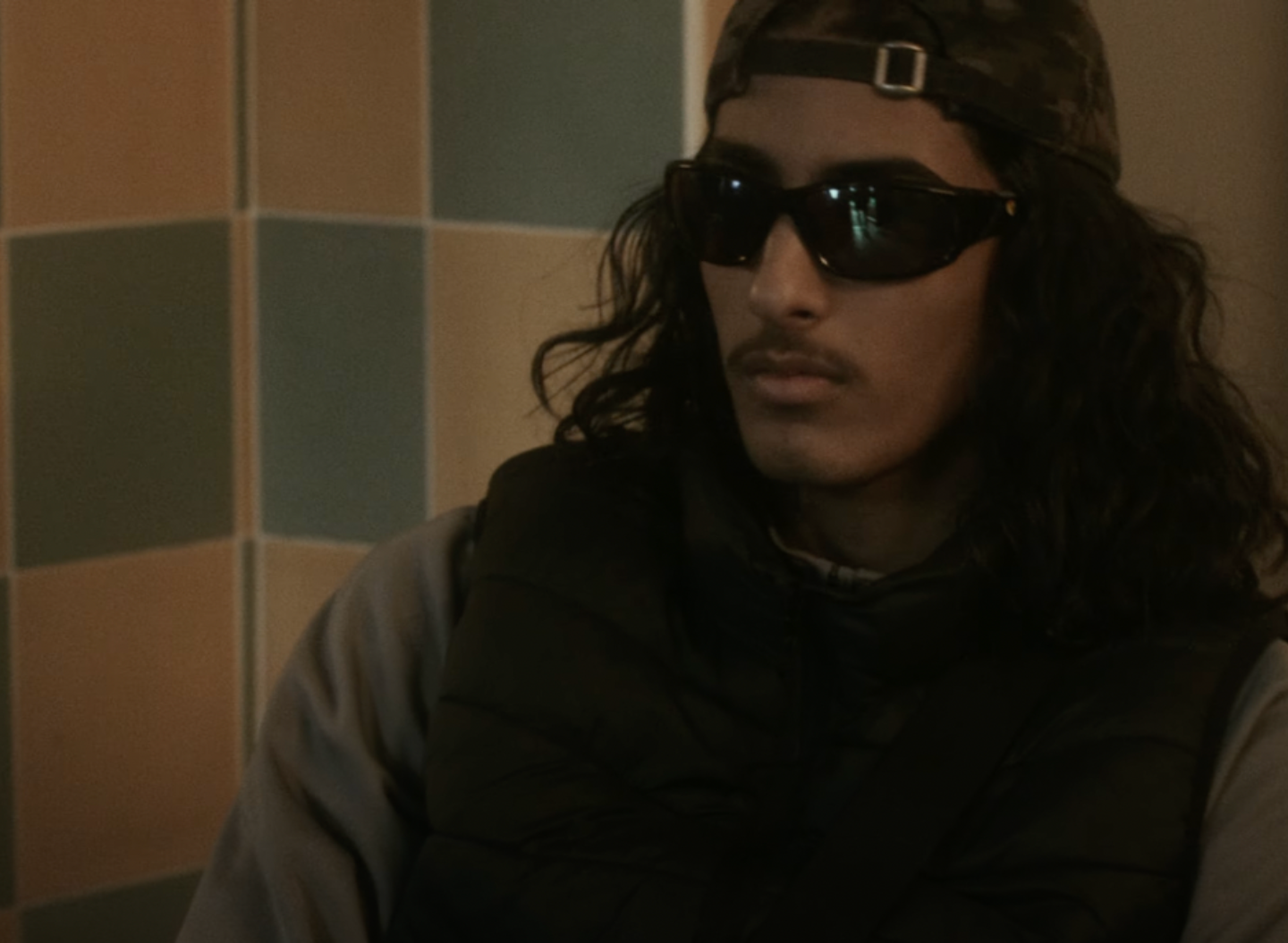 Sysa offre un clip cinématographique au morceau "Hostile"