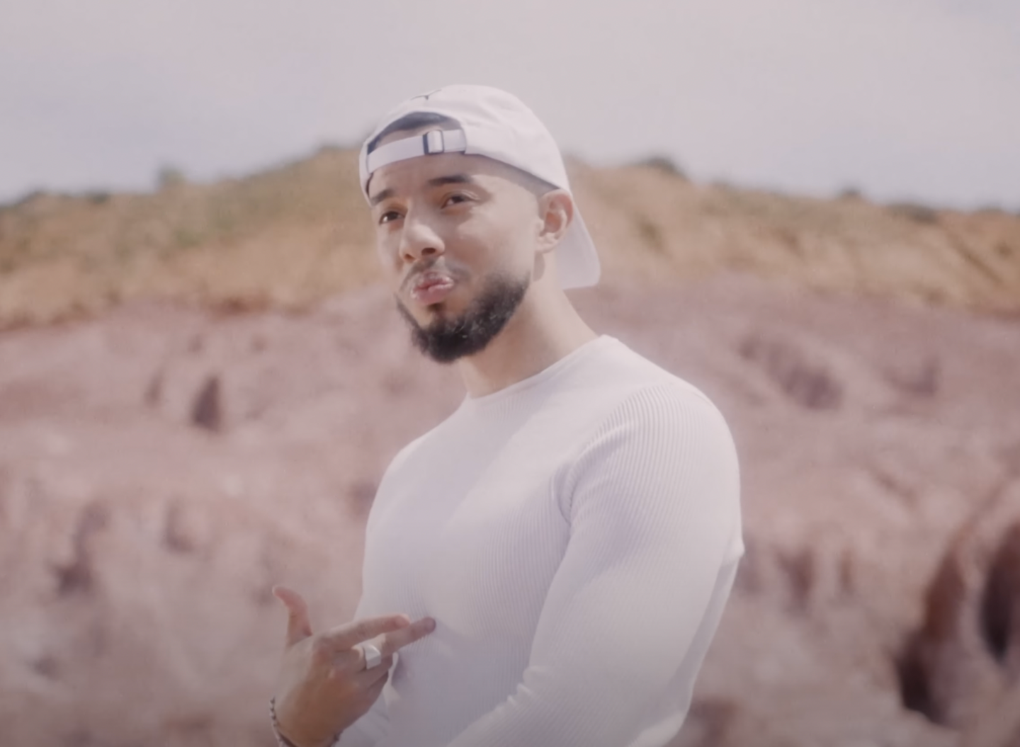 Emkal fait part de sa maîtrise dans le clip de "J'la connais"