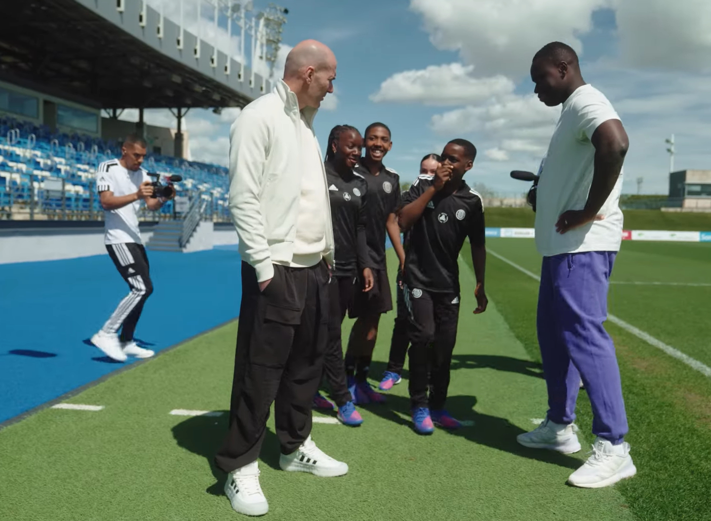 Assane Thiam fait rencontrer Zinédine Zidane à quatre jeunes joueurs du ...