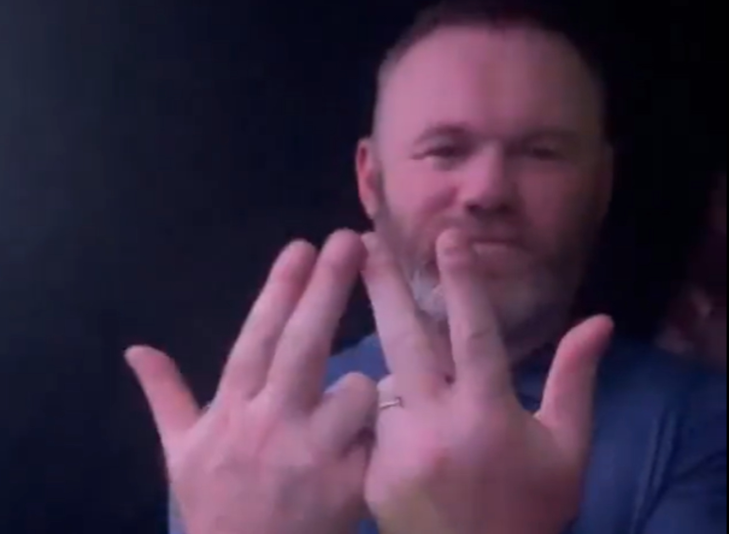 Quand Wayne Rooney apprend à faire le signe Jul