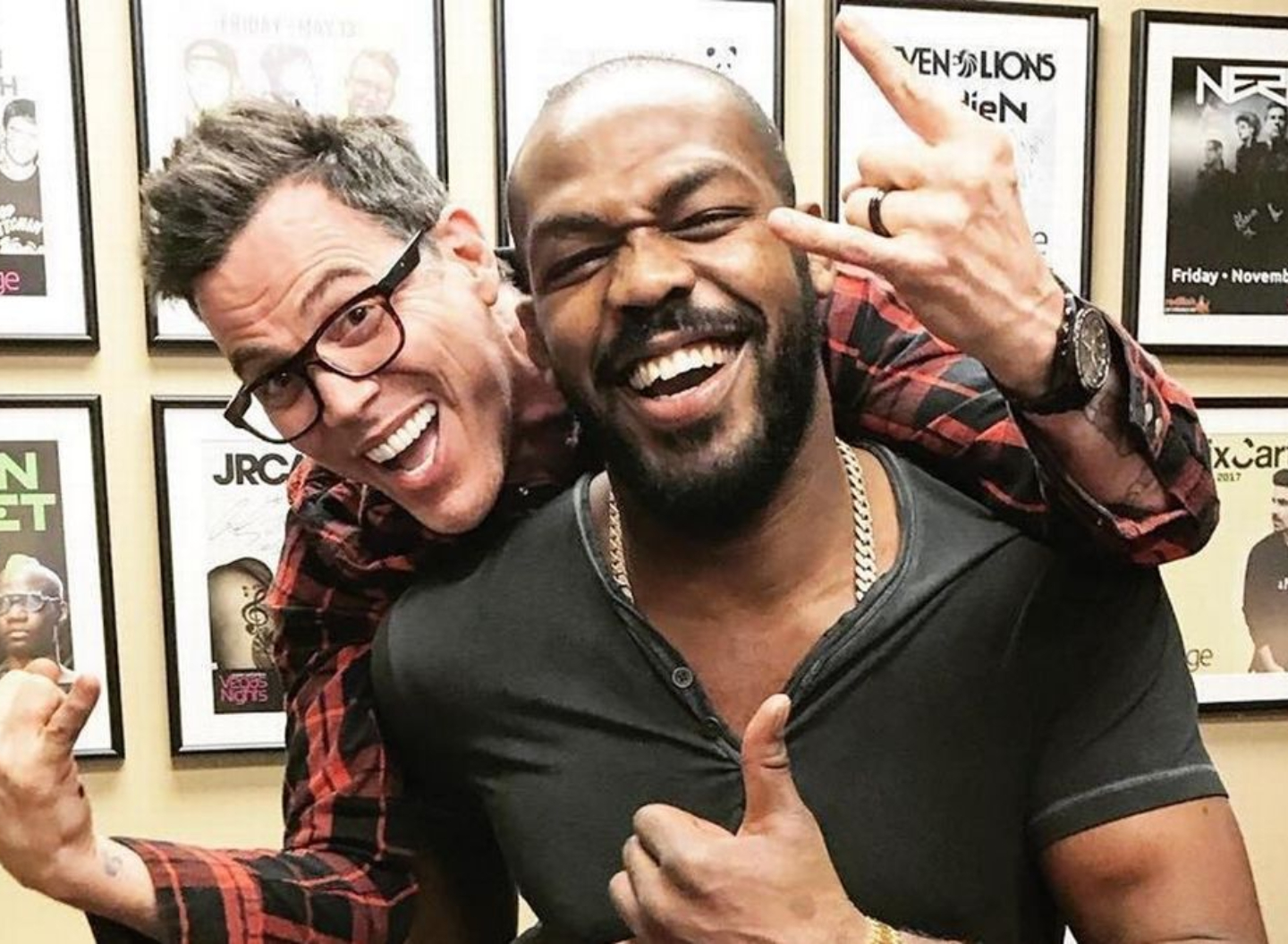 Steve-O de Jackass se fait découper une oreille par le combattant Jon Jones