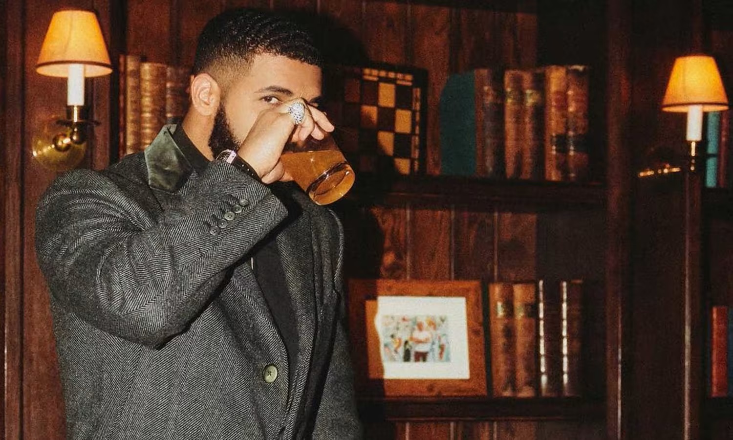 Drake boit des shooters de Tequila avec ses fans dans un bar