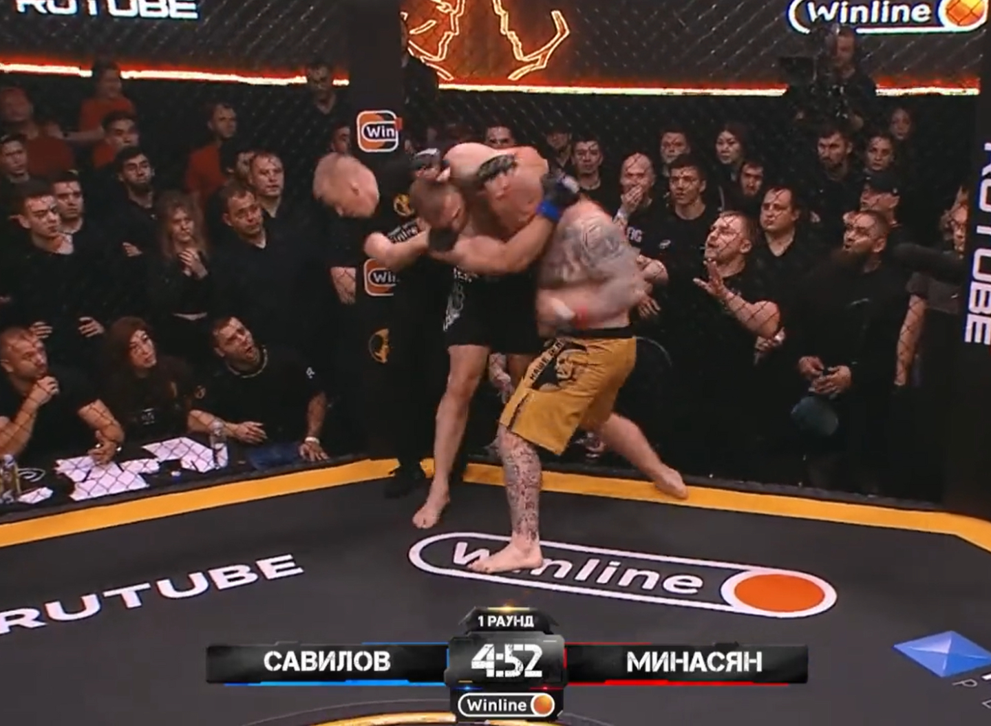 Un arbitre se prend une droite en plein combat