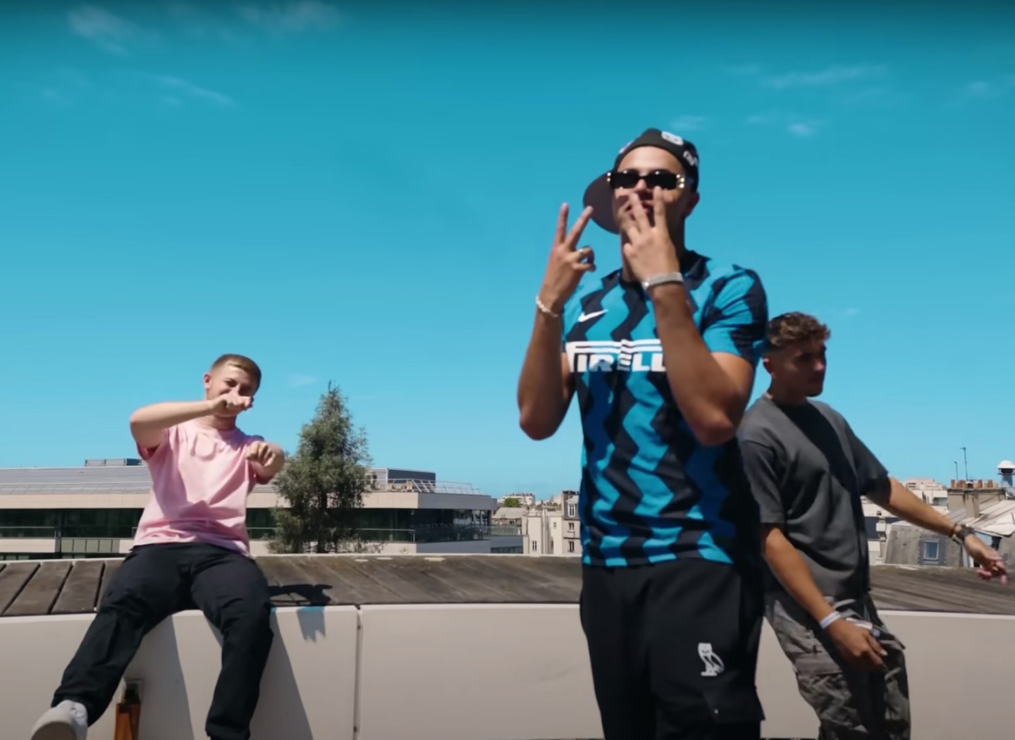 Dinor revient en faisant une Roue arrière avec Michou, Inoxtag et Gazo