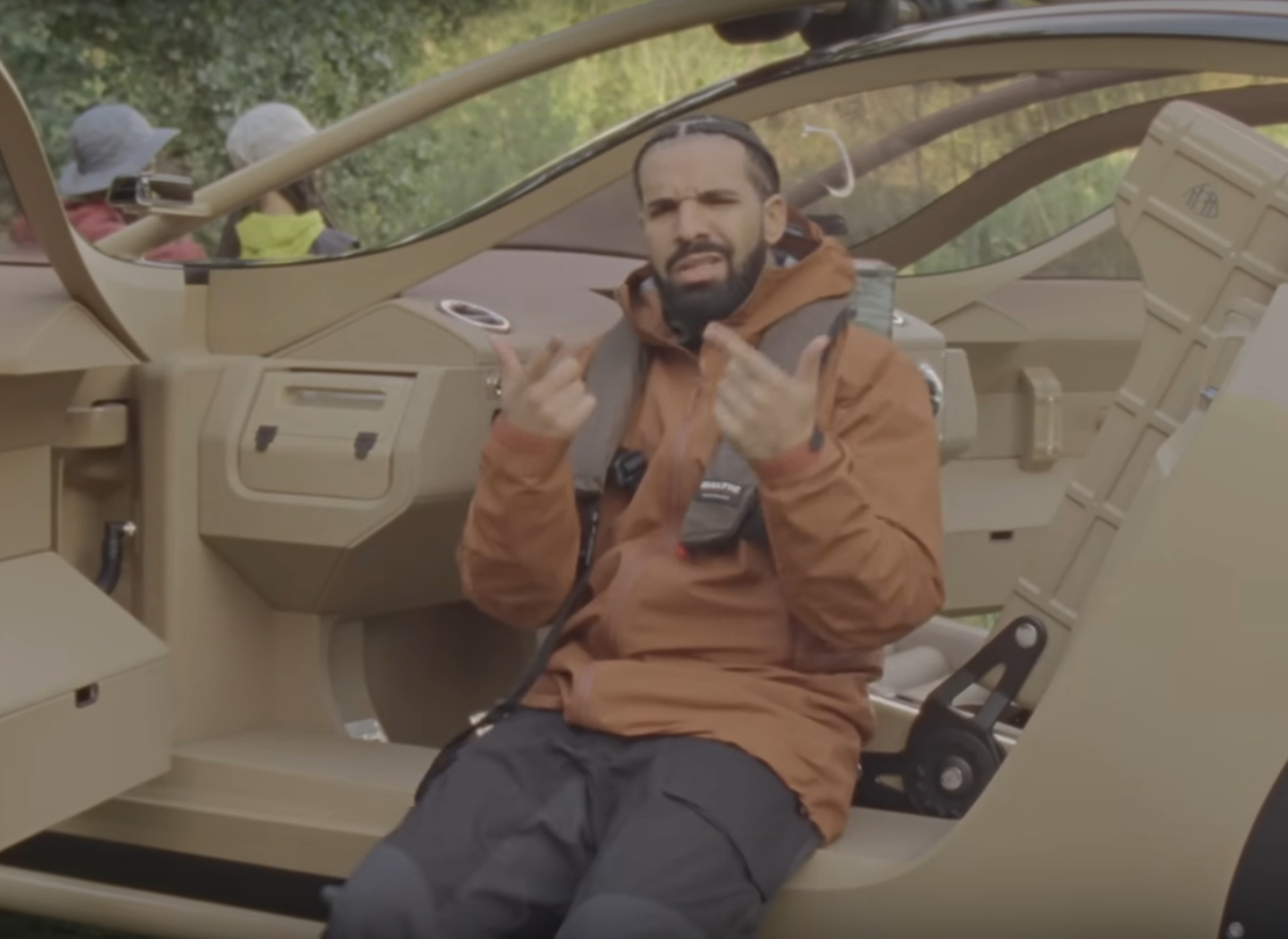 Drake a la (très) belle vie dans Sticky, son tout dernier clip