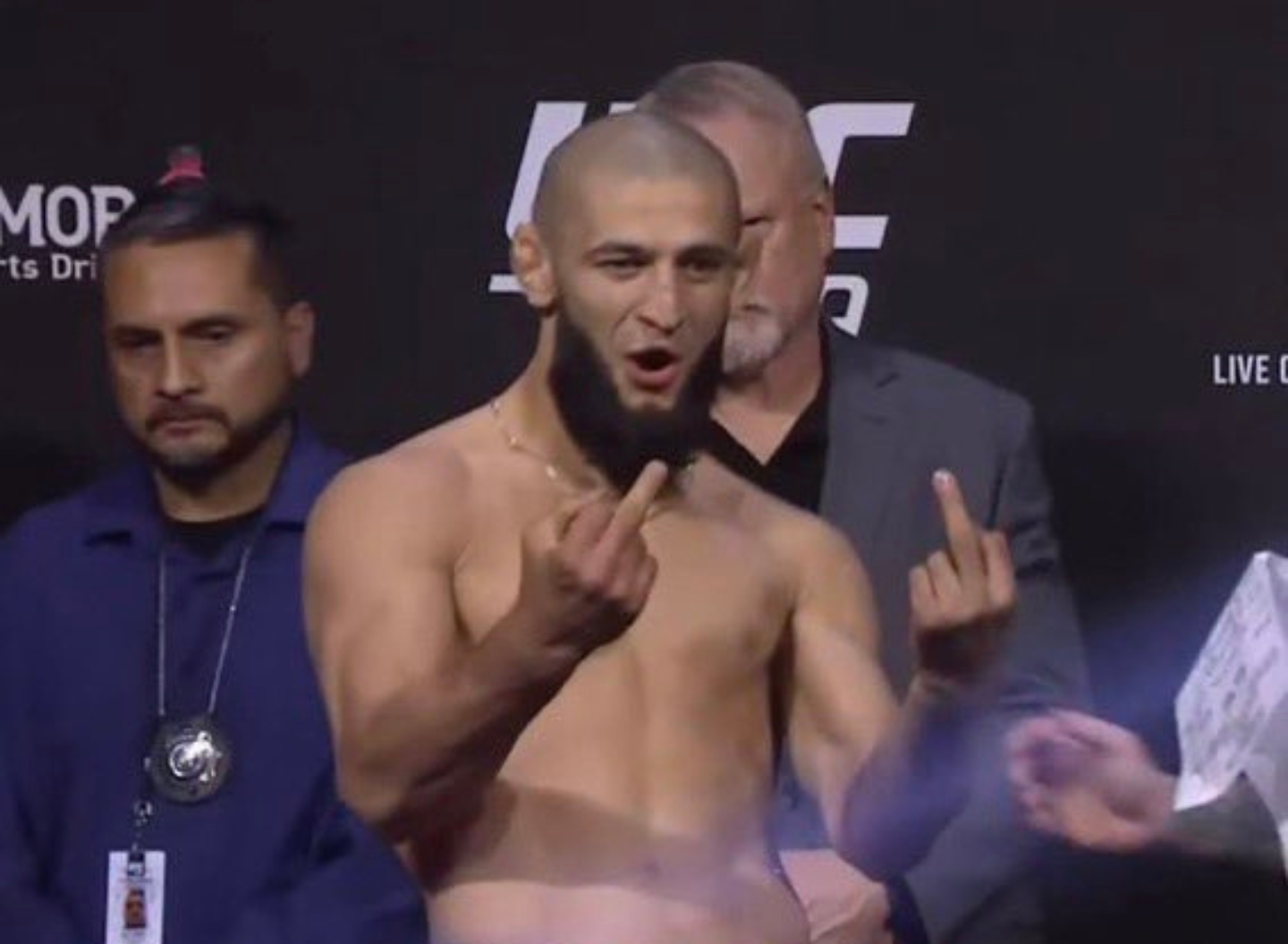 "C’est la Tchétchénie ici bande de fils de p*te", Khamzat Chimaev pète ...