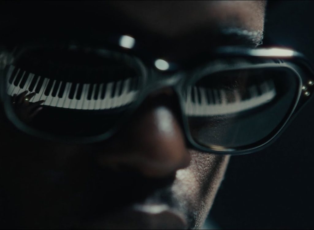 Josman fait une grosse annonce dans le clip d'Intro