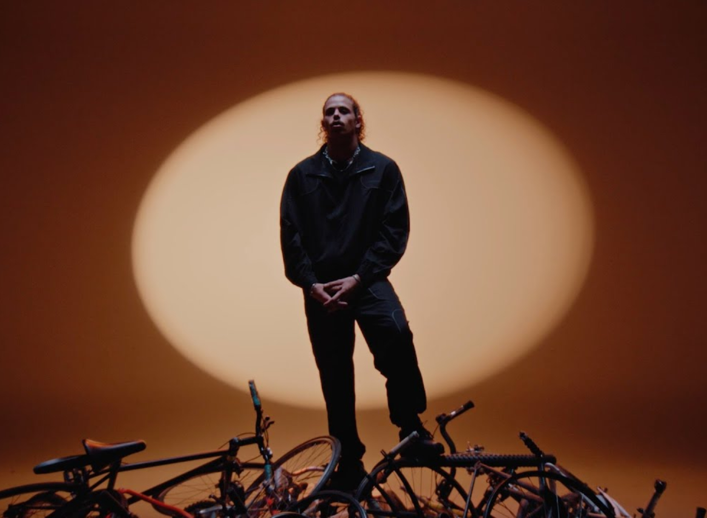 Joysad s'adresse à la jeunesse dans Eh Petit