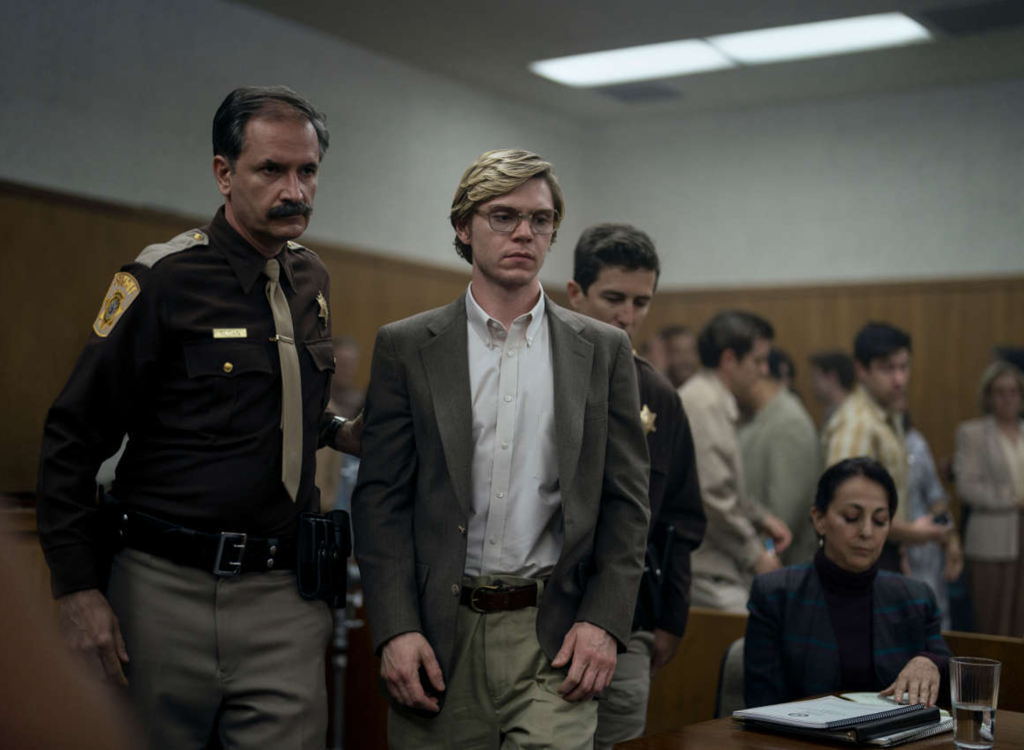 Netflix : Les familles des victimes scandalisées par la série sur le ...