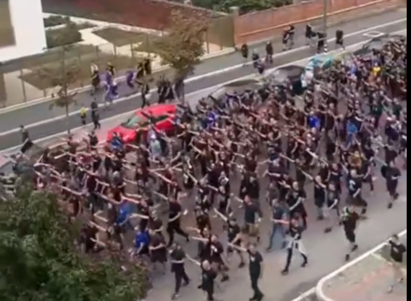 Ligue des champions : quand des ultras défilent en faisant des saluts ...