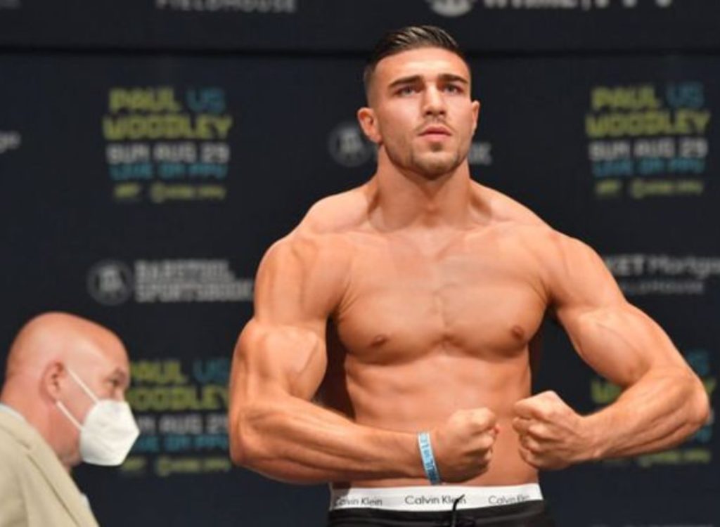 Tommy Fury filmé torse nu, en train de frapper son frère à 4h du matin
