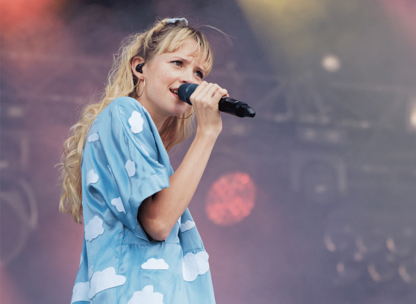 Angèle explique pourquoi elle a refusé de chanter un de ses morceaux en ...
