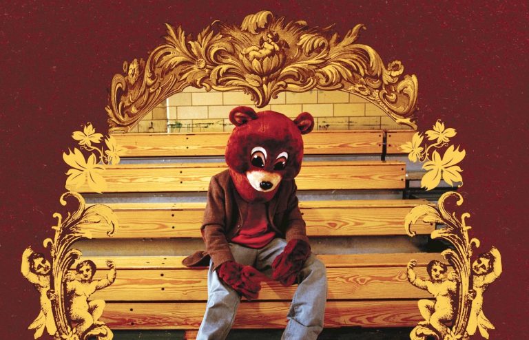 Kanye West : l'histoire du Dropout Bear, la mascotte la plus stylée du ...