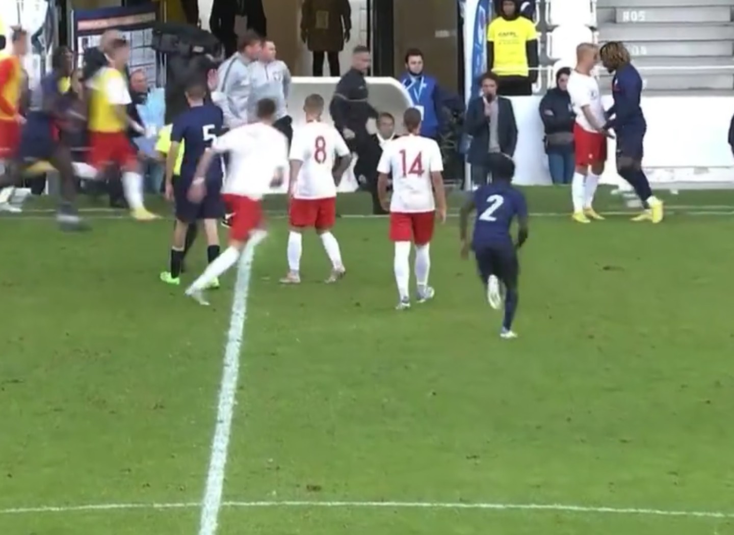 Equipe de France : grand n'importe quoi chez les jeunes avec 4 cartons ...