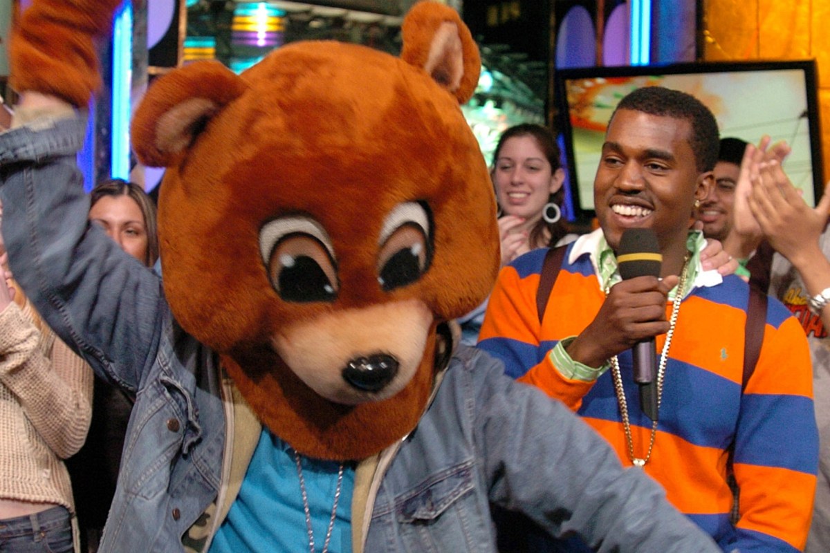 Kanye West : l'histoire du Dropout Bear, la mascotte la plus stylée du ...