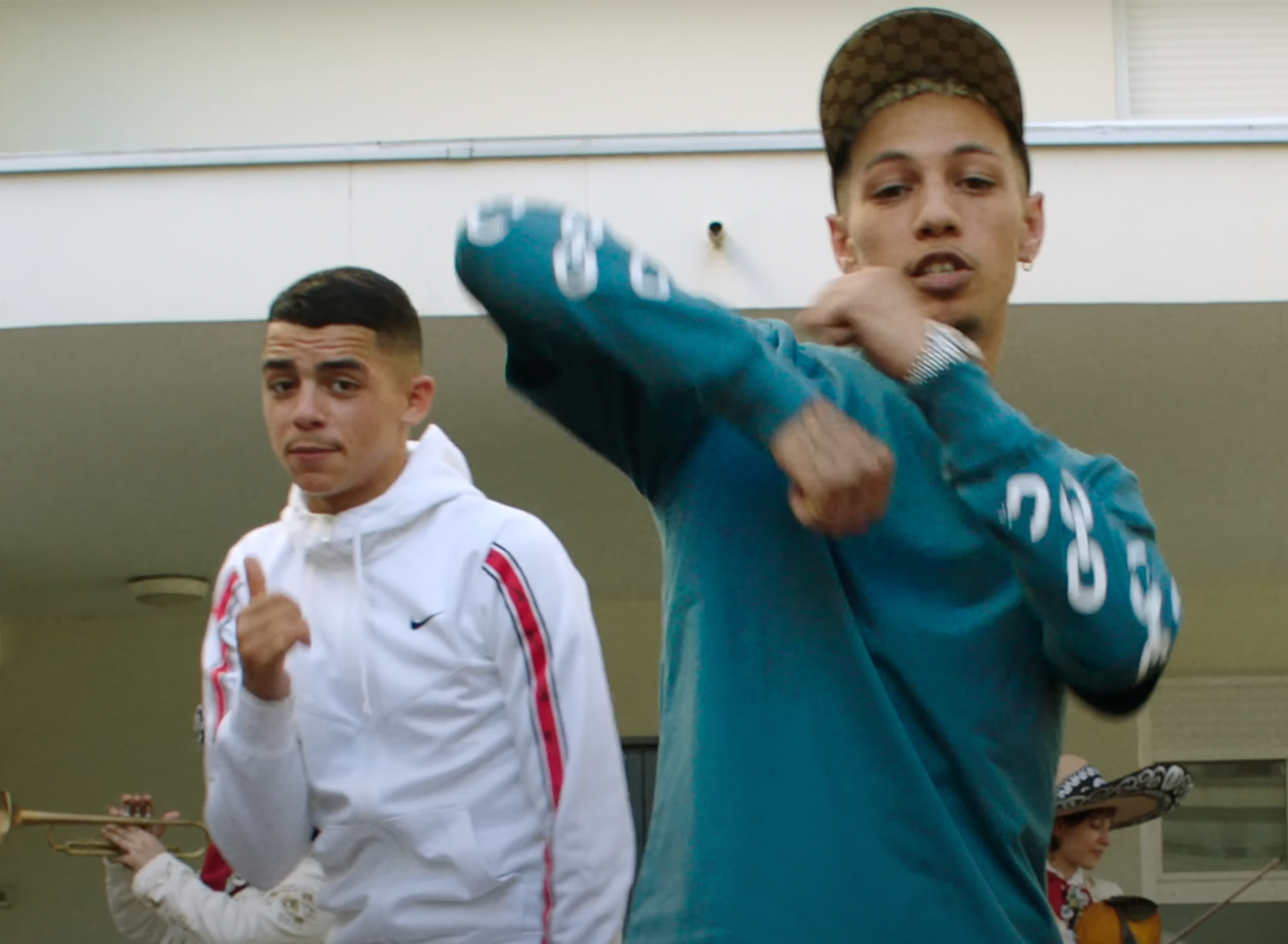 La Peee et Larry en mode loveurs dans Elle s'appelle Maria