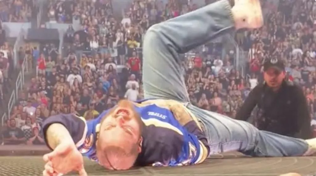 Post Malone tombe (encore) dans un trou lors d'un concert