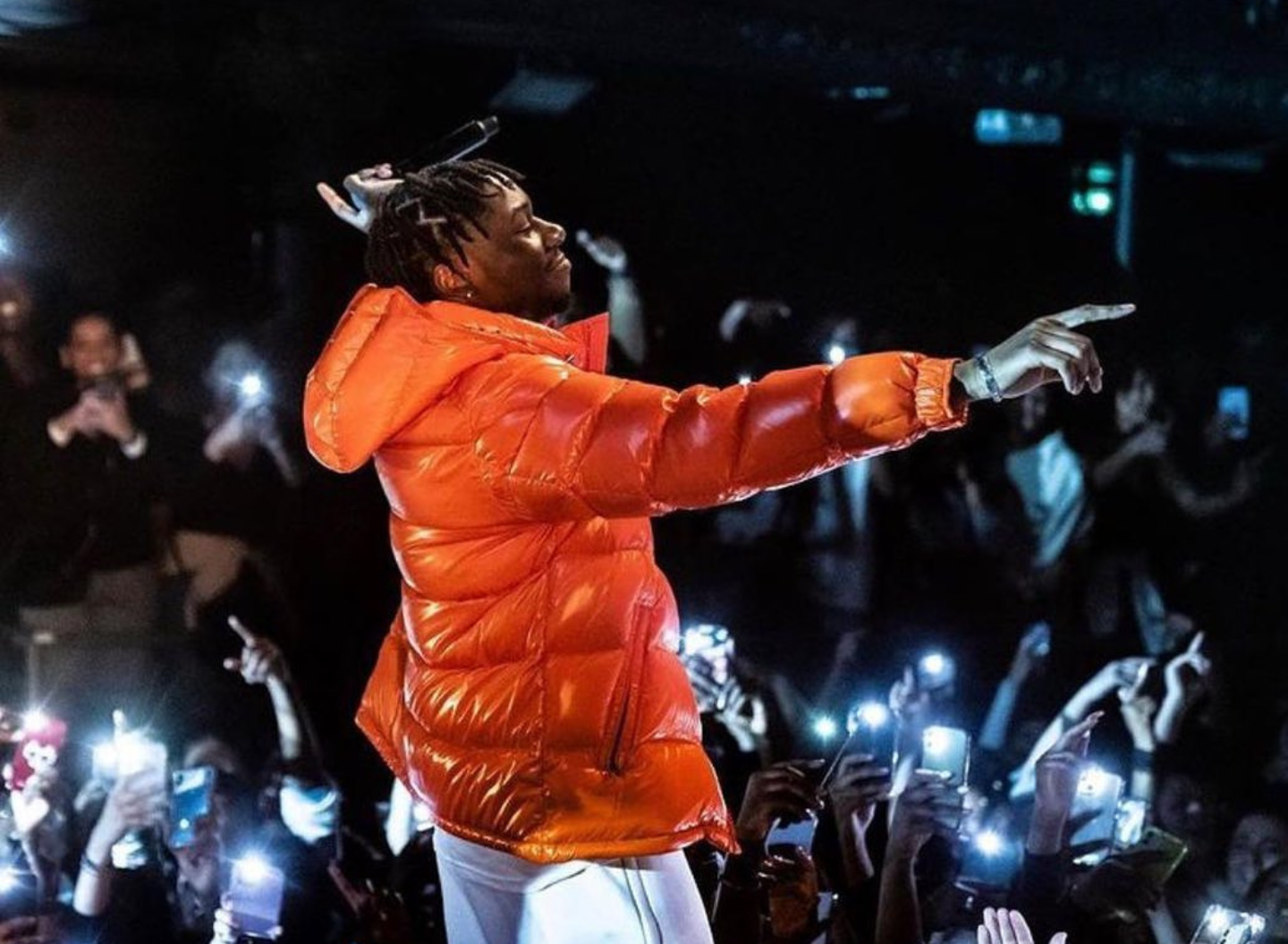 Tiakola fait monter ses parents sur la scène de La Cigale, la séquence ...