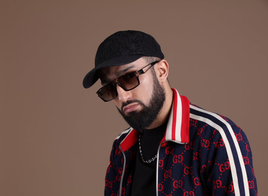 Sur la scène du Zénith de Paris, Niro annonce la sortie prochaine de ...