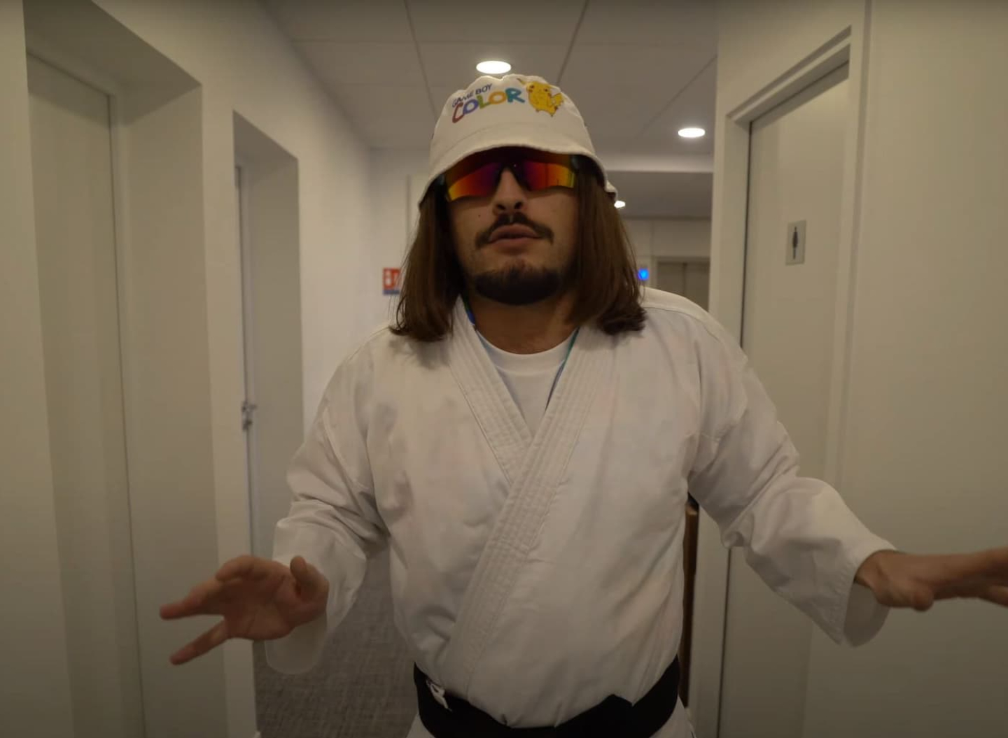 Un featuring avec Jean Dujardin, 100 éditions différentes : tout savoir ...