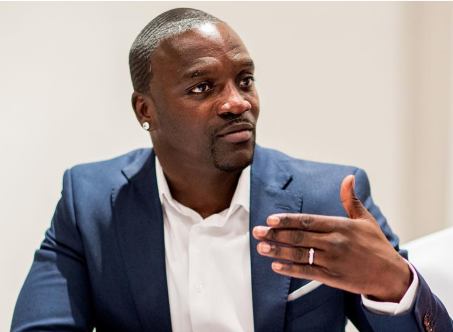 Akon vexé par les memes qui moquent sa coupe de cheveux